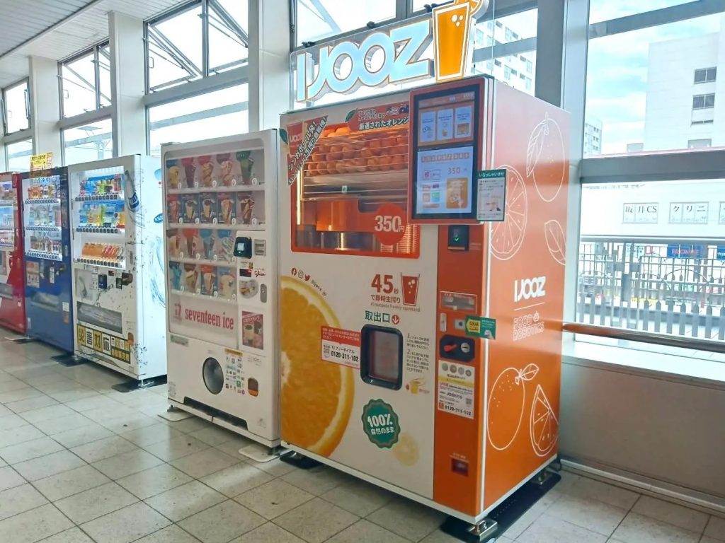 大阪府「門真市駅」に生搾りオレンジジュース自販機「IJOOZ」登場 1杯に新鮮なオレンジ4個使用 (2024年9月19日) - エキサイトニュース
