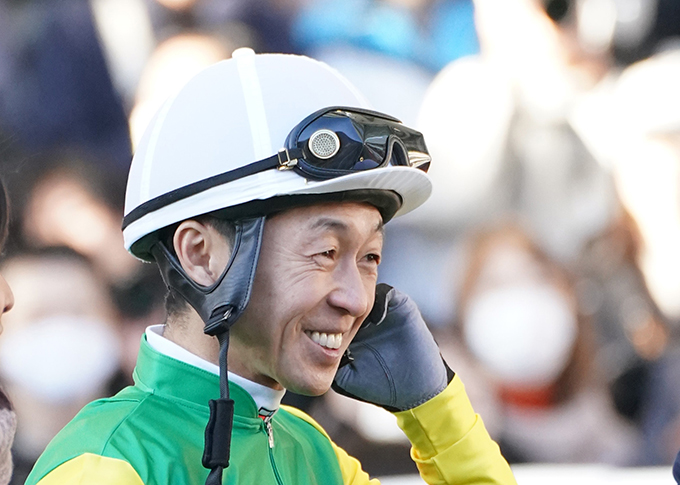 黒木瞳が泊まるホテルの部屋に「菊の花」を1本持って訪れた武豊 (2023年12月24日) - エキサイトニュース