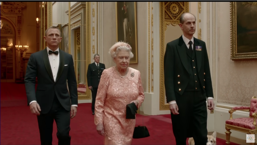 エリザベス女王が死去。ロンドン五輪ではジェームズ・ボンドと共演、ヘリから飛び降りる驚きの演出を振り返る (2022年9月9日) - エキサイトニュース