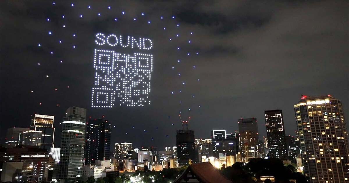 東京都心の夜空に巨大なQRコードが！ KDDIがStarlinkドローンショー (2025年4月14日) - エキサイトニュース