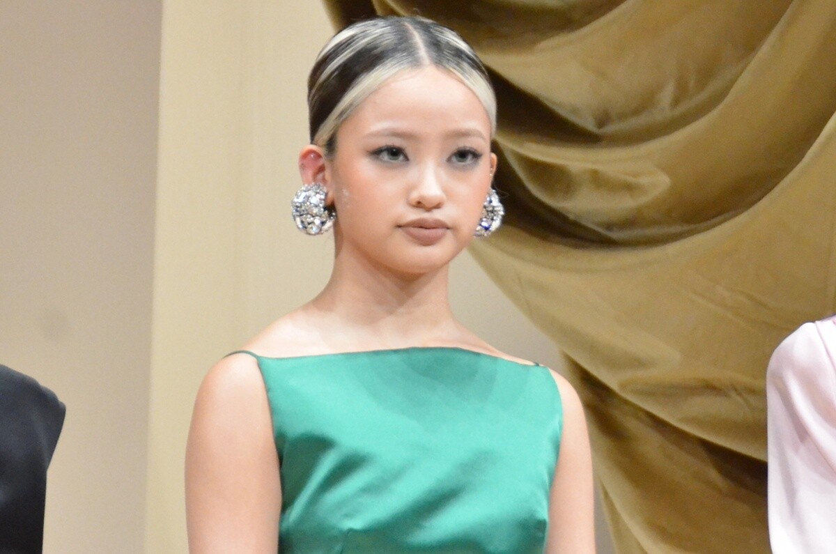 HANA・YURI、美脚際立つミニドレスで魅了 お気に入りポイントは「シンプルなのにゴージャス」 (2025年11月25日) - エキサイトニュース