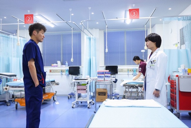 『まどか26歳』“城崎”佐藤隆太、“五十嵐”大西流星を熱烈ハグ ネット感動「泣ける」「川藤先生に見えた」 (2025年3月12日 ...