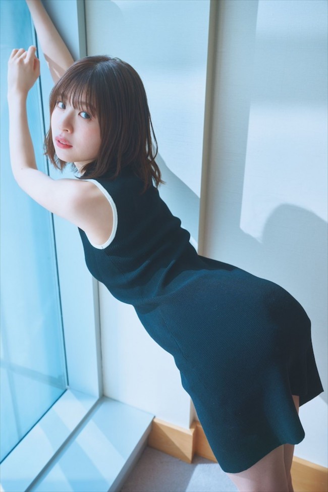 日向坂46・松田好花、ボディラインくっきりの黒ワンピでアザトカワイイ!? 写真集先行カット第2弾 (2024年3月27日) - エキサイトニュース