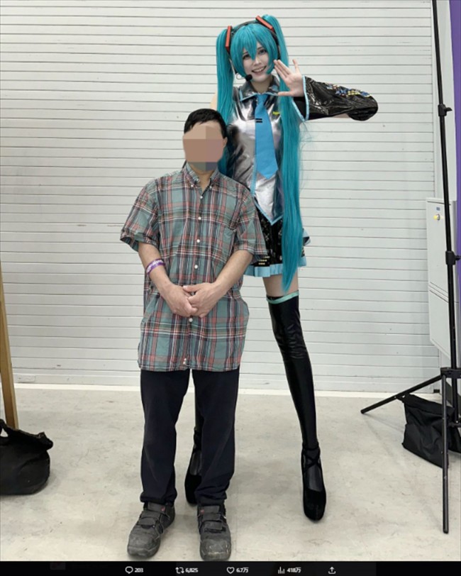 身長182cm美人モデル、ファンとの身長差に驚きの声「スタイル良すぎ」「頭身凄すぎ」 (2024年10月1日) - エキサイトニュース