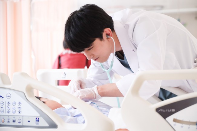 『PICU 小児集中治療室』第4話 武四郎、綿貫と組んで重症化した赤ちゃんを担当 (2022年10月31日) - エキサイトニュース