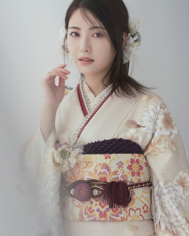 浜辺美波、大人の華やかさ 振り袖ビジュアル公開「たぶん年齢的にもラストの撮影」 (2022年12月19日) - エキサイトニュース
