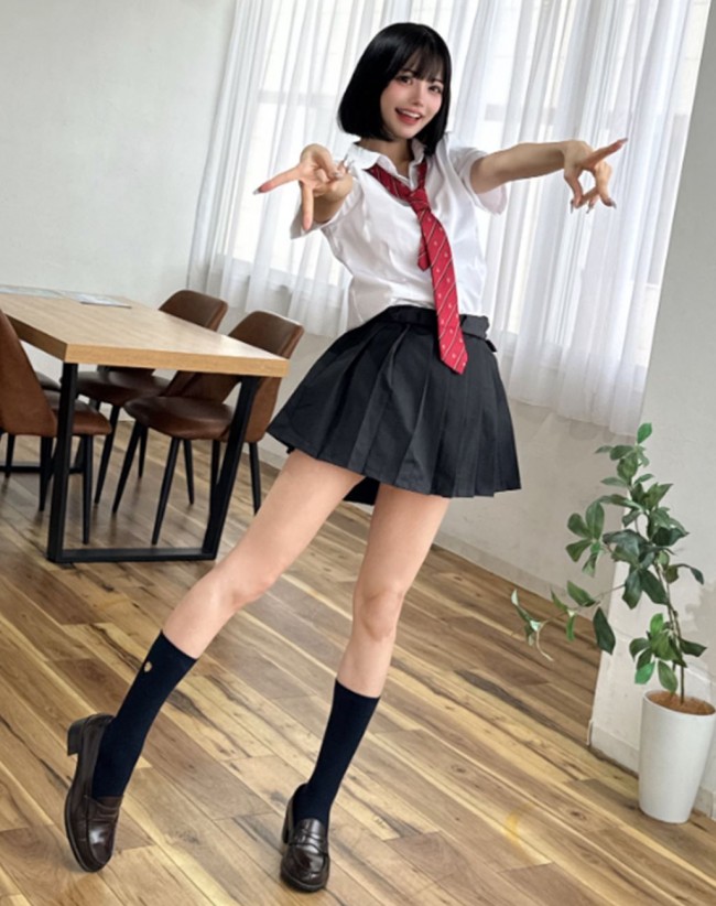 「身長184.3cmです」話題のコスプレイヤー米倉みゆ、“スタイル抜群”制服コスに驚きの声「バランス凄い」 (2024年8月19日) - エキサイトニュース