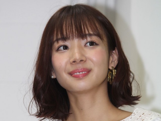 プロ雀士・岡田紗佳インスタに母親登場しファン驚き「めっちゃ美人」「似てる」 (2023年8月12日) - エキサイトニュース