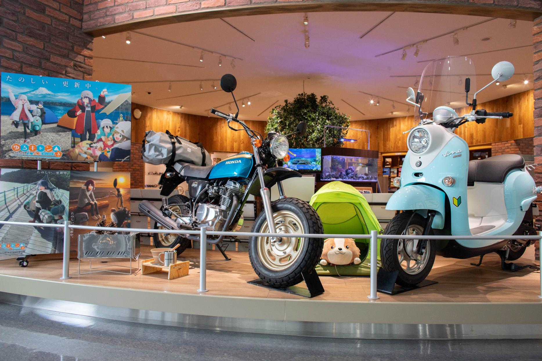 TVアニメ『ゆるキャン SEASON3』登場キャラクター「志摩リン」「土岐綾乃」仕様のバイクを企業ミュージアム「コミュニケーションプラザ」に ...