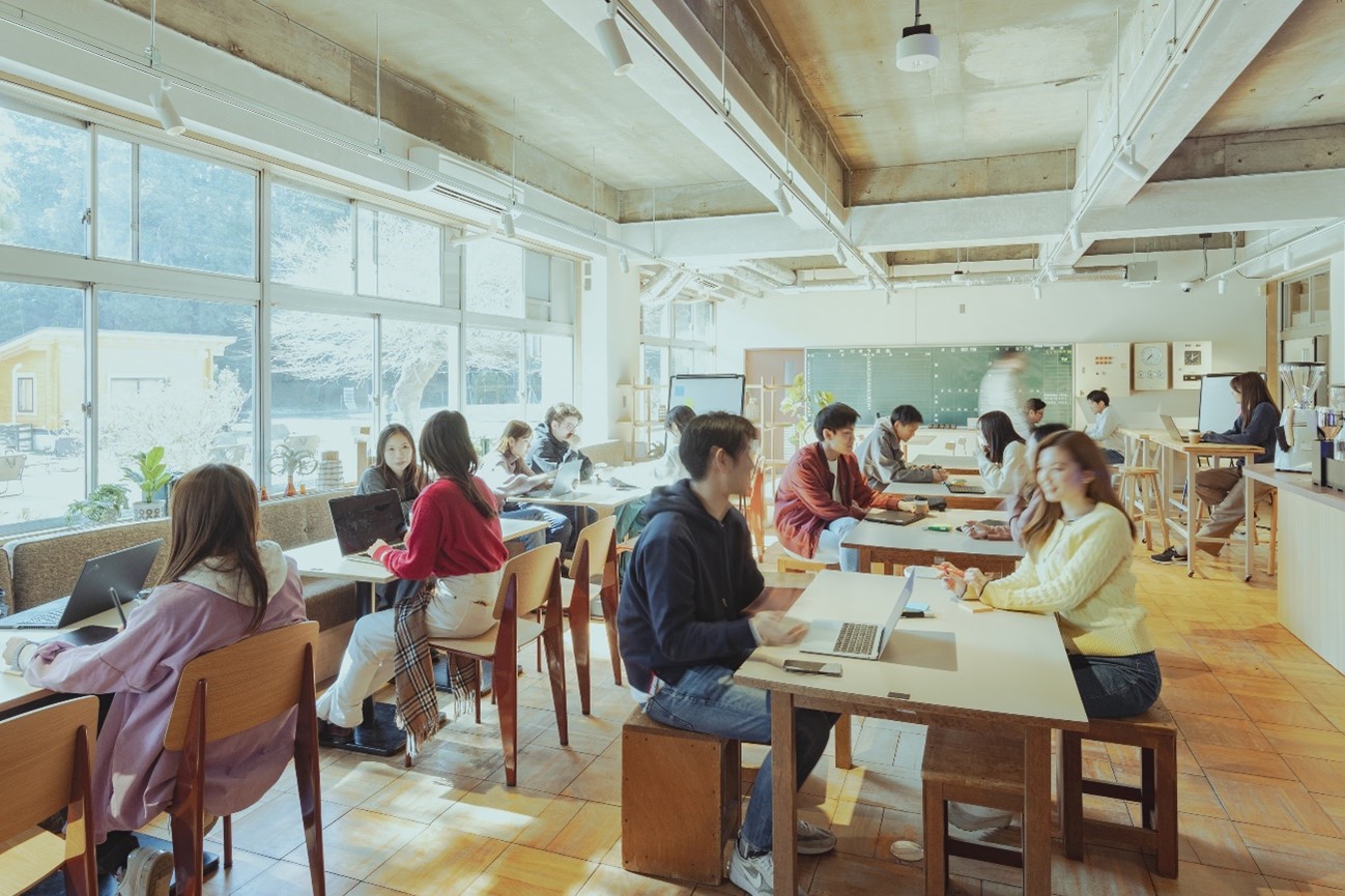 アウトドアリゾート施設 『ETOWA KISARAZU（エトワ木更津）』バヅクリ株式会社の従業員のエンゲージメント向上を図る研修合宿プラン「バ ...