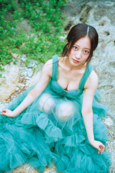 NMB48川上千尋、美谷間チラリのふんわり衣装SHOT披露！初の写真集で大人っぽくセクシーな魅力が全開 (2025年9月17日) - エキサイトニュース