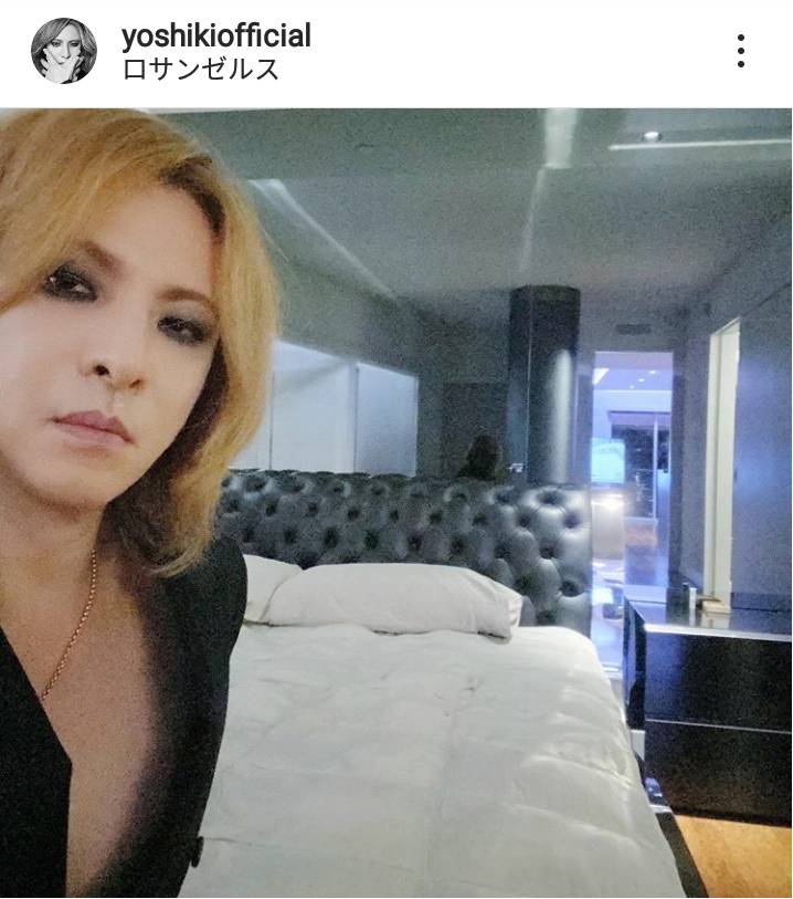 YOSHIKI、LAの家のベッドルーム公開で驚きの声「広々してるなぁ」「めちゃくちゃゴージャス」 (2020年8月21日) - エキサイトニュース