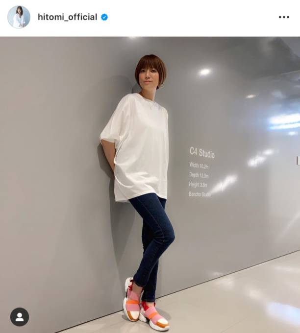 hitomi、シンプルコーデSHOTに「スタイルよすぎてうっとり」「お綺麗です！」の声 (2020年10月31日) - エキサイトニュース