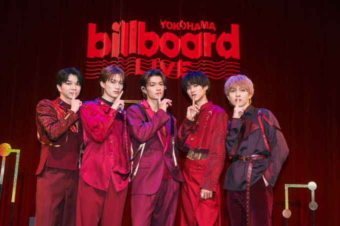 M!LK、艶やかな紅色の衣装で“大人の色気”全開！新たな魅力の新曲「Kiss Plan」パフォーマンス初披露 - エキサイトニュース