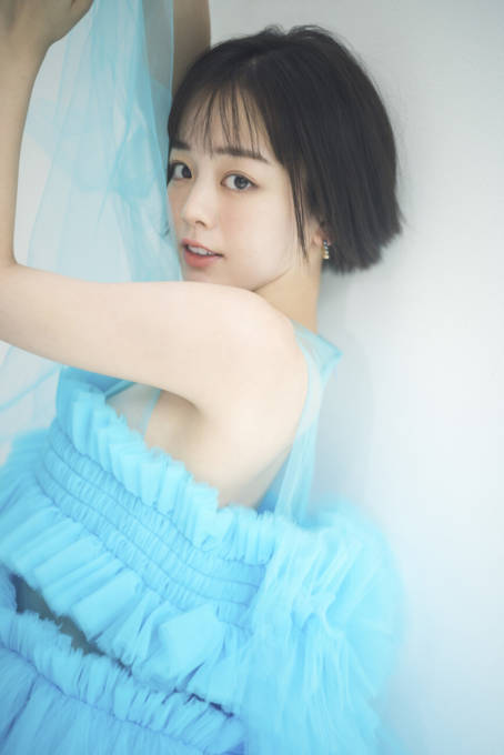 伊原六花、色白二の腕と美背中がチラリ！ヘルシーなかわいらしさ＆ドキッとする大人っぽさを表現 (2024年9月26日) - エキサイトニュース