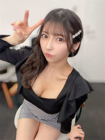 #2i2 十味、ミニ丈衣装からのぞく美谷間＆太ももに釘付けなイベントオフショット公開 (2024年2月19日) - エキサイトニュース