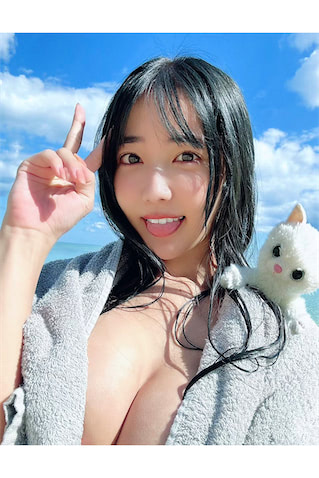 #2i2 天羽希純、艶やかバストがのぞく舌だしオフショットが「最強かよ」 (2024年1月15日) - エキサイトニュース