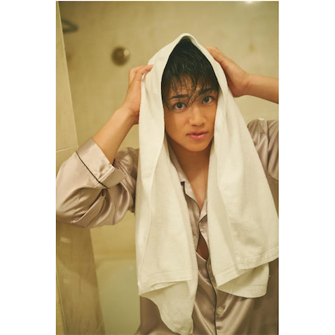 SNSトレンド入り！横浜DeNAベイスターズ・森敬斗、初デジタル写真集“ホテルデート”が発売 (2025年4月24日) - エキサイトニュース