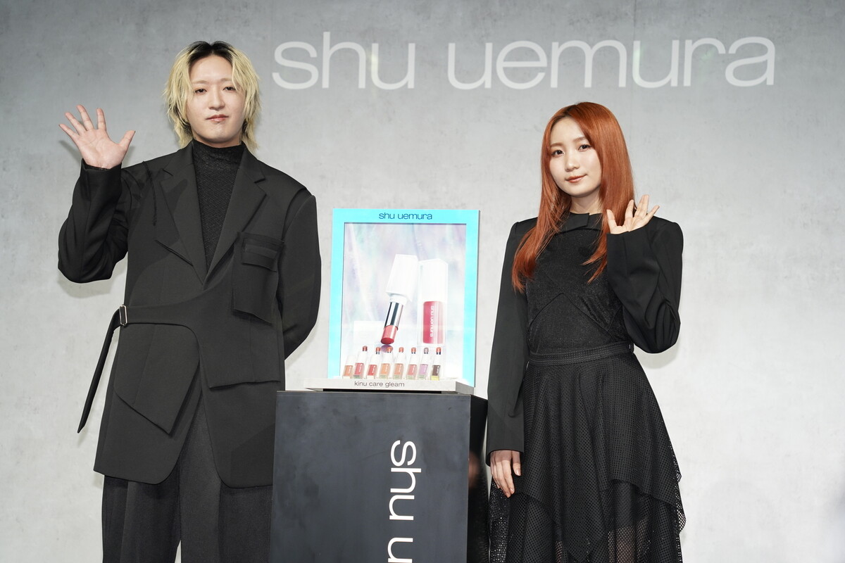YOASOBIがシュウ ウエムラのブランドアンバサダーに就任！ Ayase＆ikuraが新たに始めたいことを語る (2025年4月17日) - エキサイトニュース