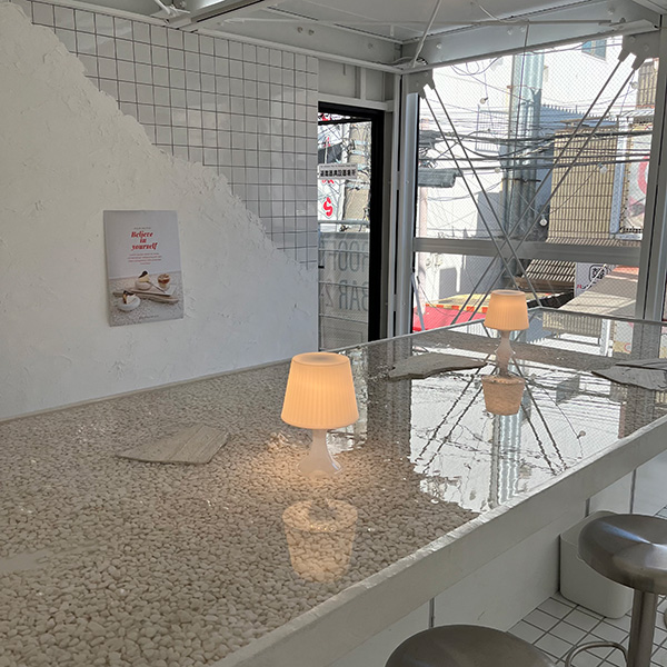 水に浮かぶ“チーズケーキ”はまるでアート作品。最先端すぎるカフェ「GUF」が新大久保にニューオープンするよ (2022年12月8日 ...