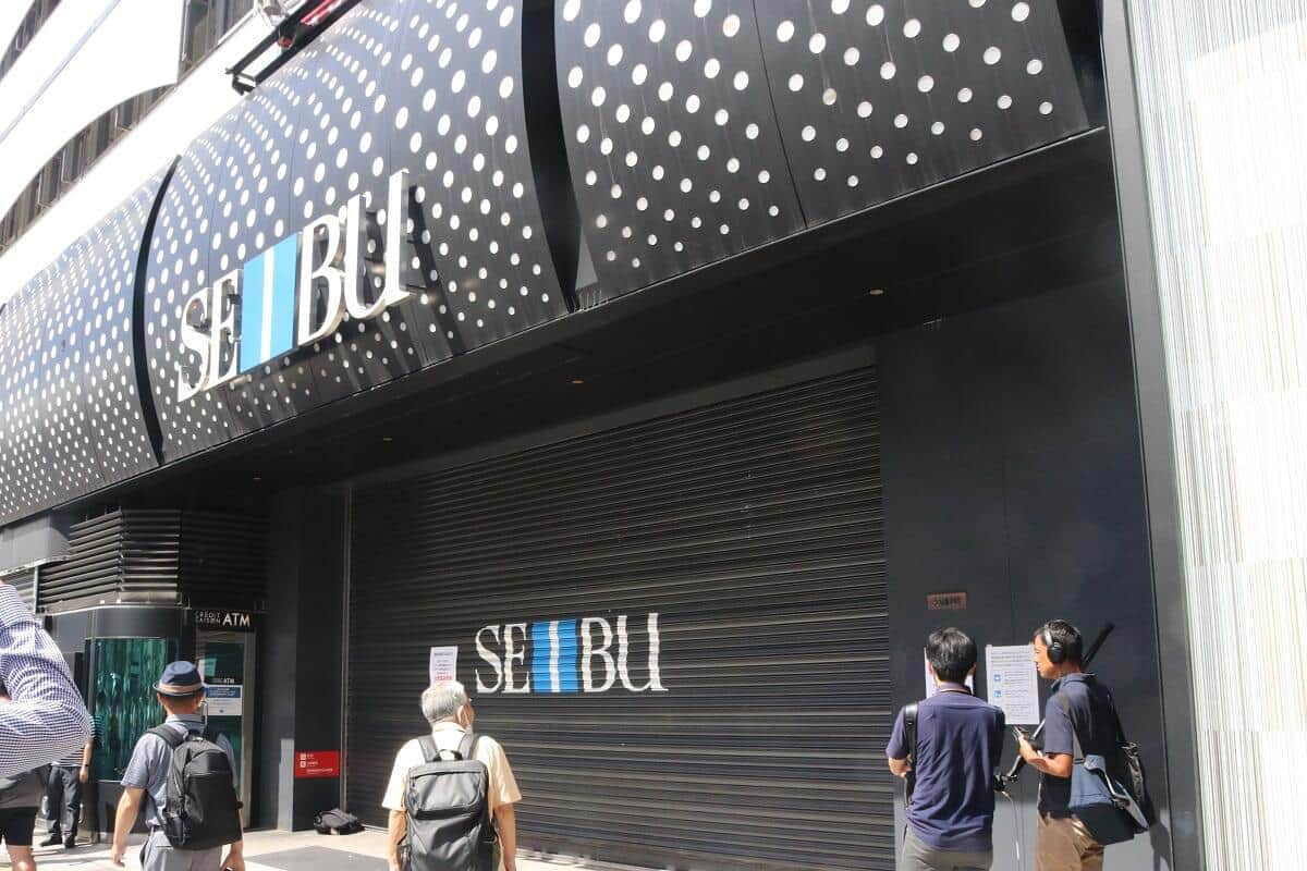 西武池袋本店スト決行！ 街行く人はスマホで撮影し、SNSにアップしていた (2023年8月31日) - エキサイトニュース