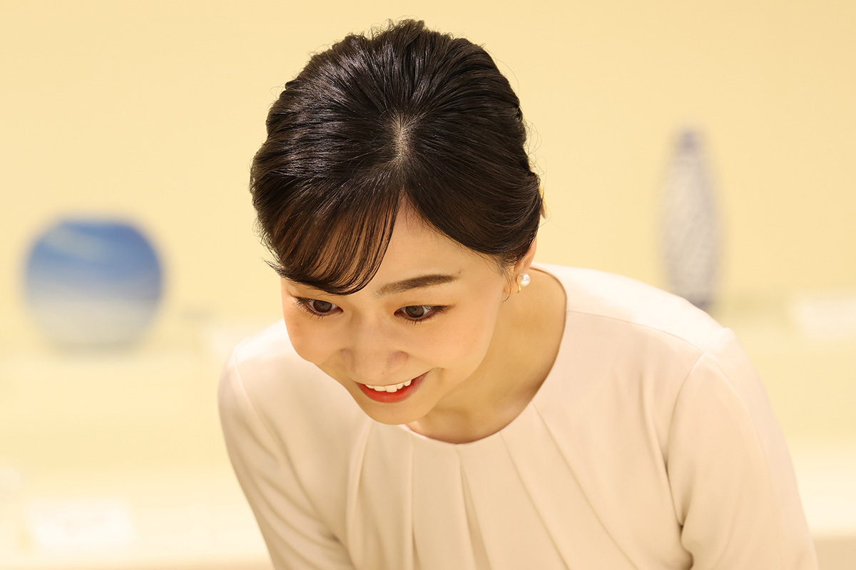 「イヤリング買ってしまった」佳子さま 日本伝統工芸展をご鑑賞…「ご当地アクセ」の“佳子さま売れ”に貢献 - エキサイトニュース