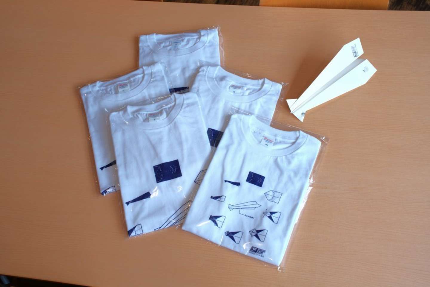 子供たちからの熱視線、間違いナシ 〝紙ヒコーキ世界王者考案の設計図〟デザインしたTシャツ爆誕 (2025年8月8日) - エキサイトニュース