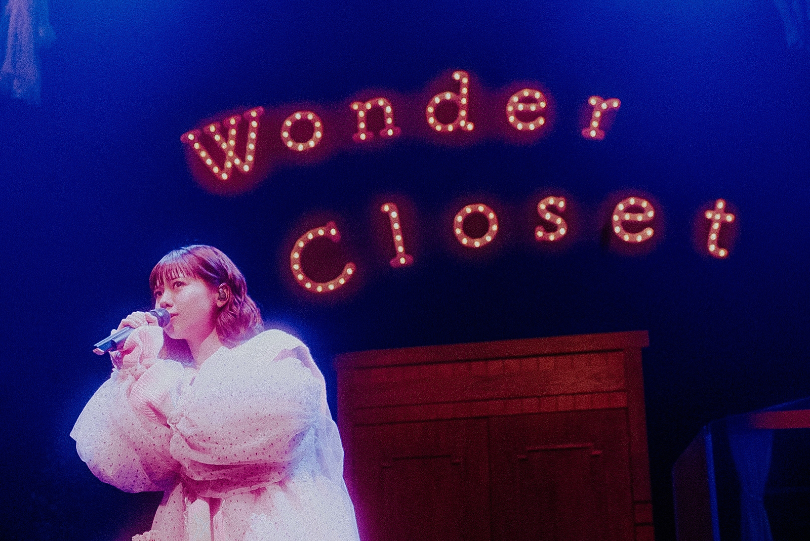 asmiとして歌い始めた4年間を網羅した、“愛”に溢れた空間に――“asmi special live「Wonder Closet」”東京公演 ...