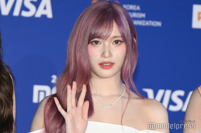 IVEイソ、ミニスカJK制服姿で美脚際立つ「学園のマドンナ」「オーラがすごい」と反響 (2025年11月13日) - エキサイトニュース