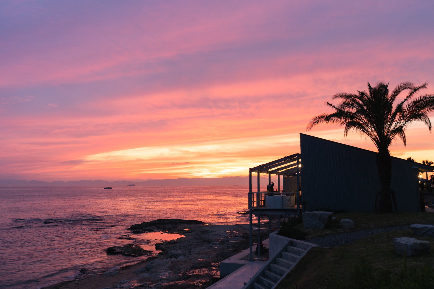 国定公園の中に建つ愛知のグランピング施設「Glamping＆Resort WOOD DESIGN PARK NOMA」がオープン。客室窓から海 ...