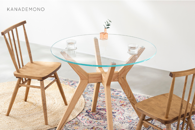 KANADEMONOより、人気のラウンドテーブルに木製脚が新登場。天板はガラス素材を採用。丸みのあるシルエットと、無垢材のぬくもりでリラックスした空間を創出。 (2023年9月15日 ...