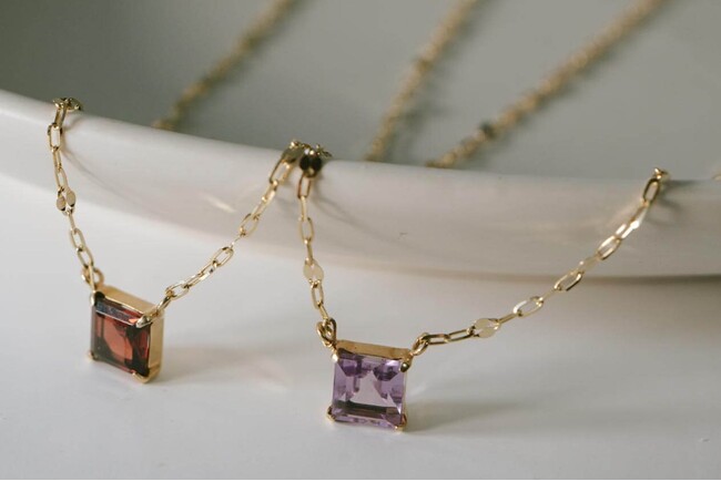 【新作早割】お仕事帰りのディナーデートにも美しく映える、スクエアデザインのアメシスト＆ガーネットK10ゴールドネックレス (2024年6月4日 ...