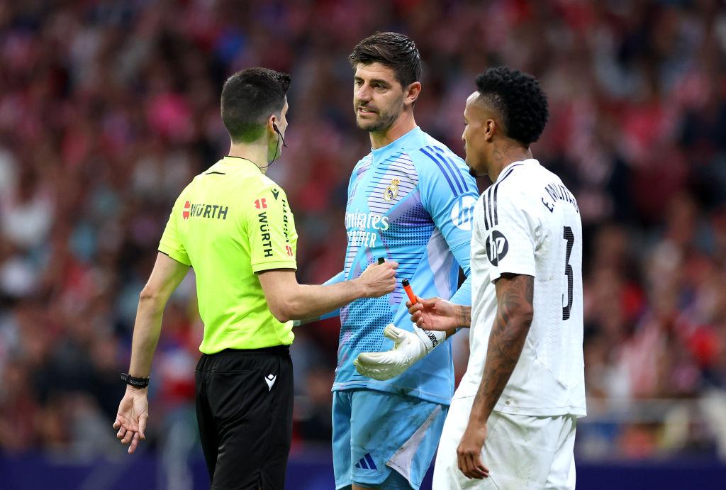 「世界の恥さらし」 レアルGKクルトワへのライター投げつけでアトレティコ戦が中断 (2024年9月30日) - エキサイトニュース