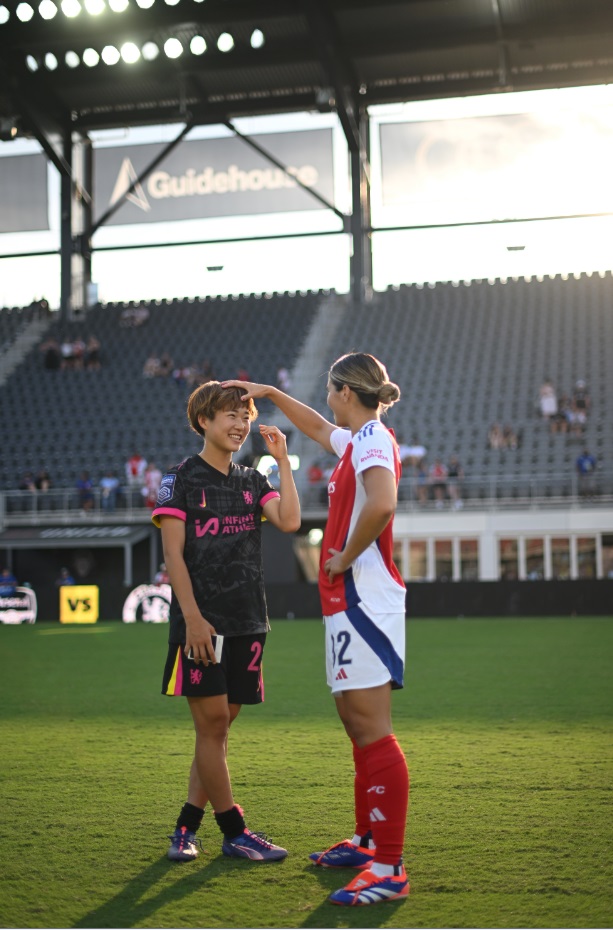 「会いたかった」 チェルシー浜野まいか、再会したアーセナル女子選手に頭を撫でられる (2024年8月27日) - エキサイトニュース