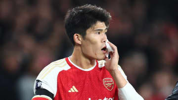 アーセナル冨安健洋を踏みつけたチェルシーFW、退場にならず…リオ・ファーディナンドら憤慨「説明しろ！」「審判は何やってんだ」 (2024年4月24日) - エキサイトニュース