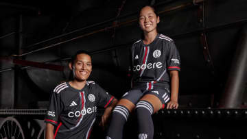 江頭一花がモデルで登場！名門リーベル・プレート、伝説の「ラ・マキナ」を讃える新ユニフォームを発表 (2024年3月30日) - エキサイトニュース