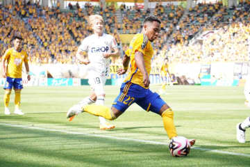 岡山に大敗も果敢に戦ったベガルタ仙台MFオナイウ情滋！兄の元日本代表FW阿道の活躍に奮起 (2024年5月27日) - エキサイトニュース