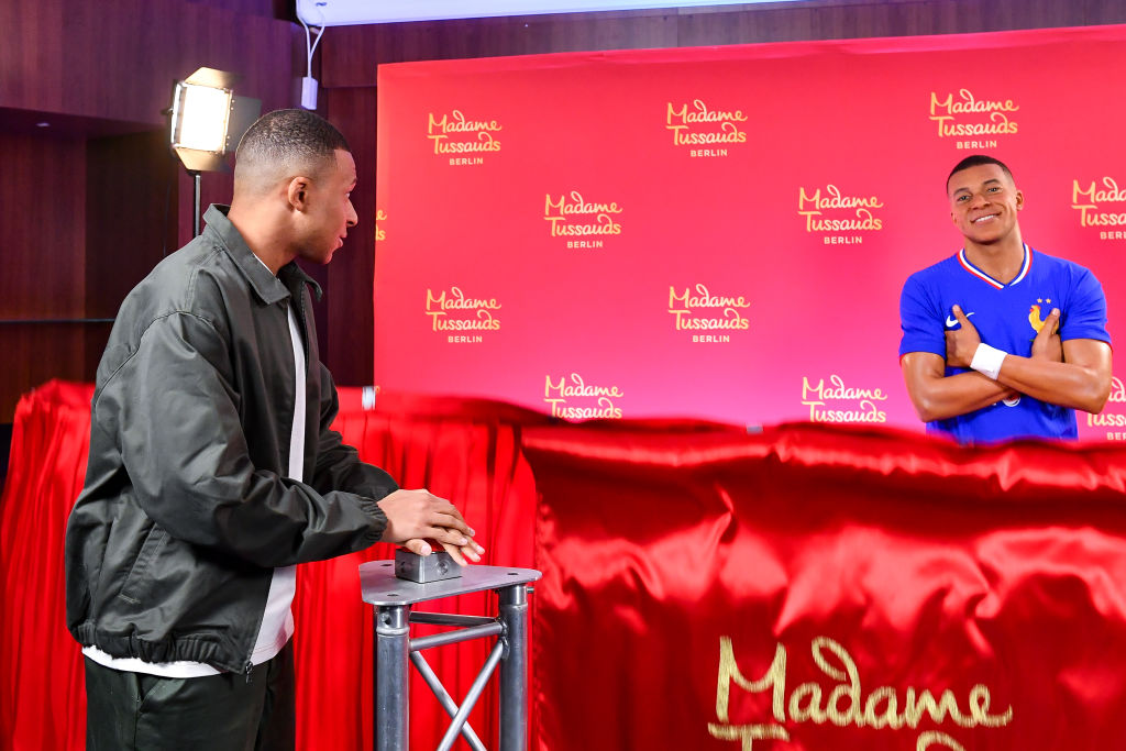 エムバペ、「自分の蝋人形」と対面！「オレよりエムバペっぽい…」と言う激似 (2024年5月17日) - エキサイトニュース