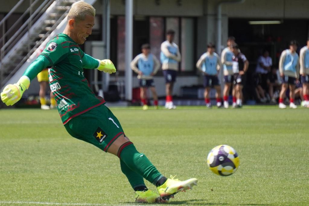 J2北海道コンサドーレ札幌GK菅野孝憲がリーグ戦11試合ぶりに先発帰還！1-1ドローも「絶対に僕は前に進めると思う」と最年長41歳が奮起 (2025年5月12日) - エキサイトニュース