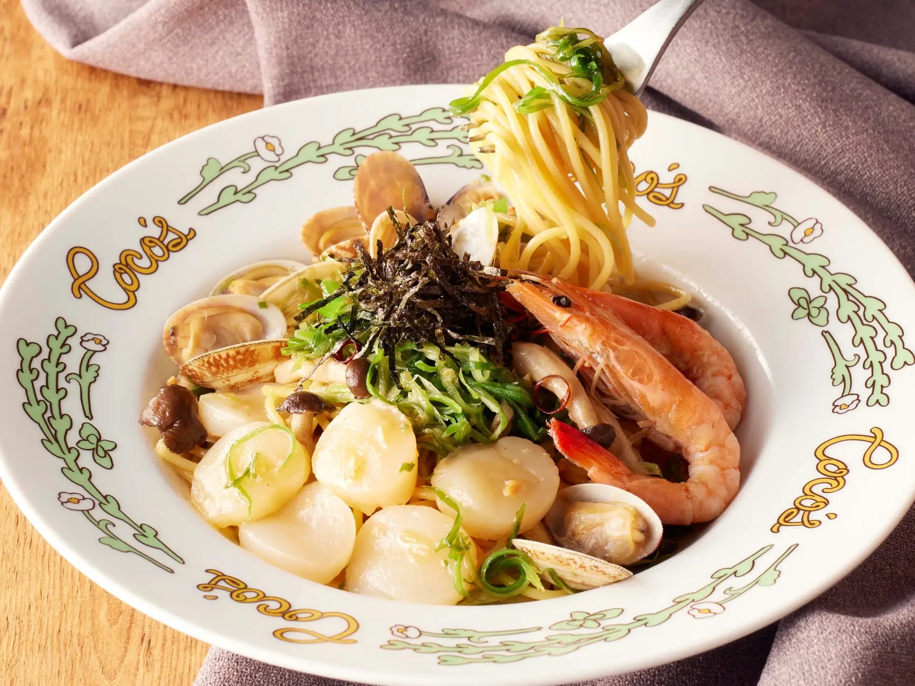 ココス11月限定「北海道産ほたてと翡翠ねぎの和風パスタ」「北海道産ほたてと翡翠ねぎの温製カルパッチョ」発売、ガーリック醤油で和風の味付け ...