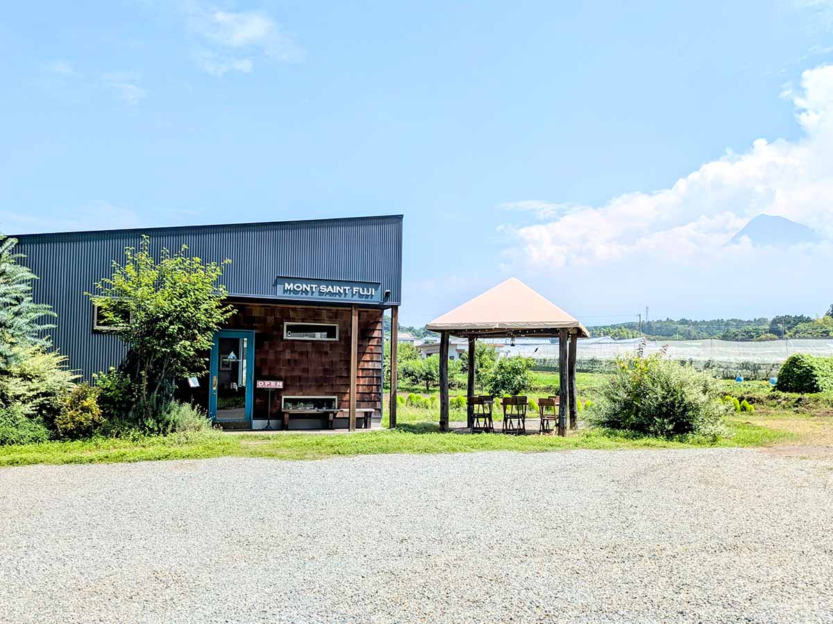 聖なる山のラブレター。雄大な富士山を望むパティスリー『MONT SAINT FUJI』で地産の本格派ケーキを (2025年9月30日 ...