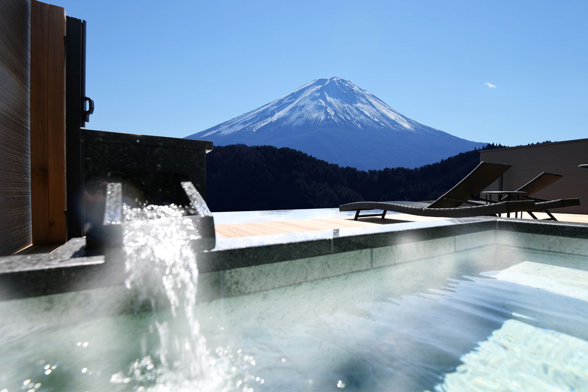 【天空の温泉ヴィラ紬 河口湖】1周年記念！8月の予約限定で山梨県産ハーフワインをプレゼント (2025年8月4日) - エキサイトニュース