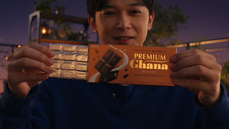 大人の余裕を吉沢亮が描く…ロッテ新CM「プレミアム ダークミルク アガる口どけ」篇、メイキング映像＆インタビュー画像も公開！ 大好きな「〇〇と ...