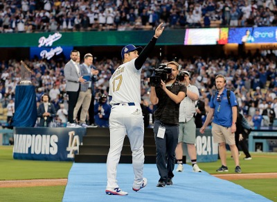 WS優勝リング贈呈セレモニーで大谷翔平に随一の大歓声 輝くリングを左手人差し指に嵌めて笑顔 (2025年3月29日) - エキサイトニュース