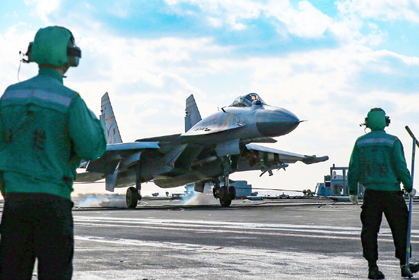 中国版EA-18G「グラウラー」が量産間近？ J-15Dの意味深な画像が拡散される！ (2024年5月28日) - エキサイトニュース