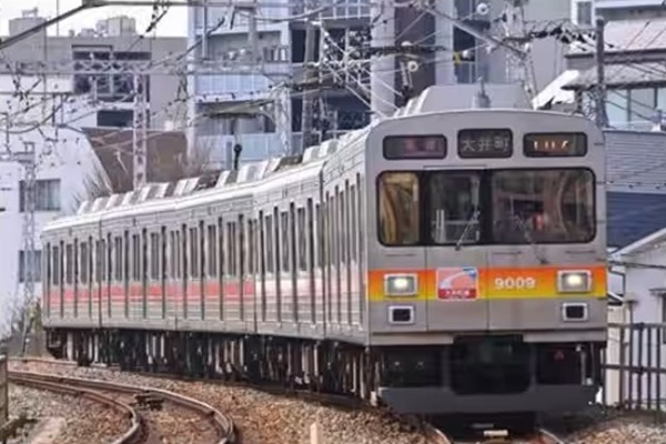 サヨナラを前に往年の色へ復刻！ 「銀色＋赤帯」の東急車両 大井町線で運行へ (2025年4月10日) - エキサイトニュース