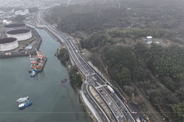 「山を消し去った区間」の“続き”いよいよ6月開通 山ブチ貫きで海沿い国道をバイパス！ 国道42号「冷水拡幅／有田海南道路」 (2025年4月 ...