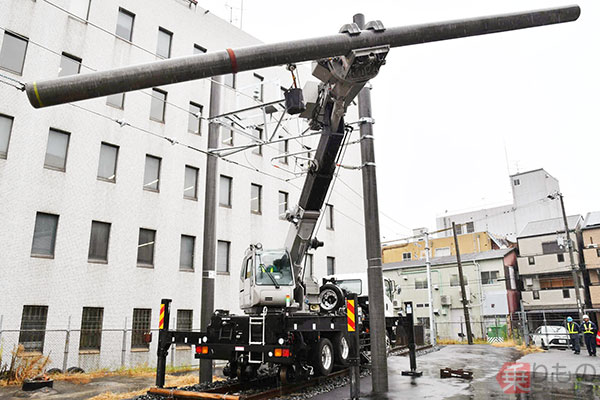 巨大アームで線路脇の電柱を回転 Jr西日本「電柱ハンドリング車」を新開発 エキサイトニュース