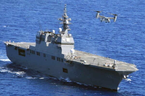 空母のような「巨大護衛艦」が長旅に出発！“最初の目的地”で歓迎を受ける 甲板には隊員ズラ～リ (2025年6月24日) - エキサイトニュース