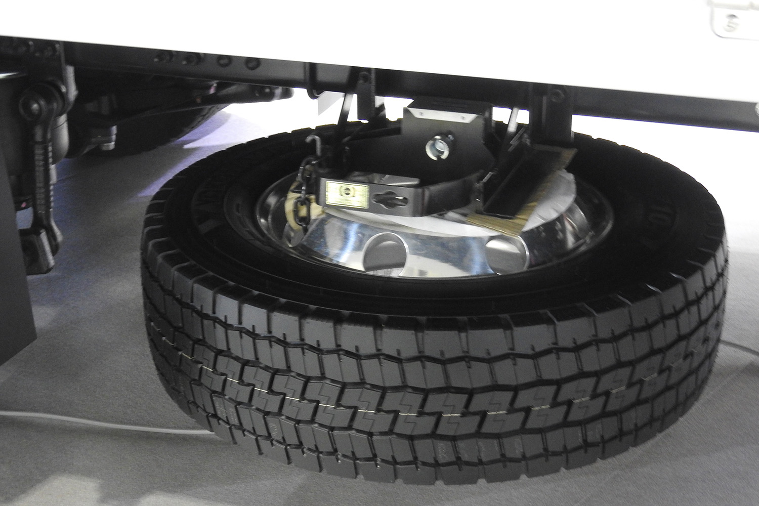 激重！ バカでか！ トラックのタイヤとホイールはどうやって組んでいる？ (2025年1月2日) - エキサイトニュース